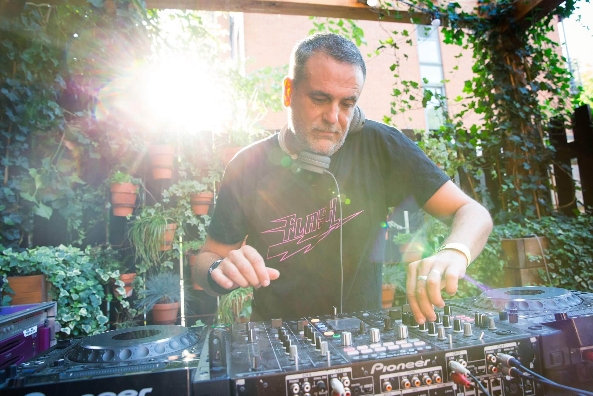 Friday Night Lights feat. DJ Guy Williams (UK) - Visit Bahrain